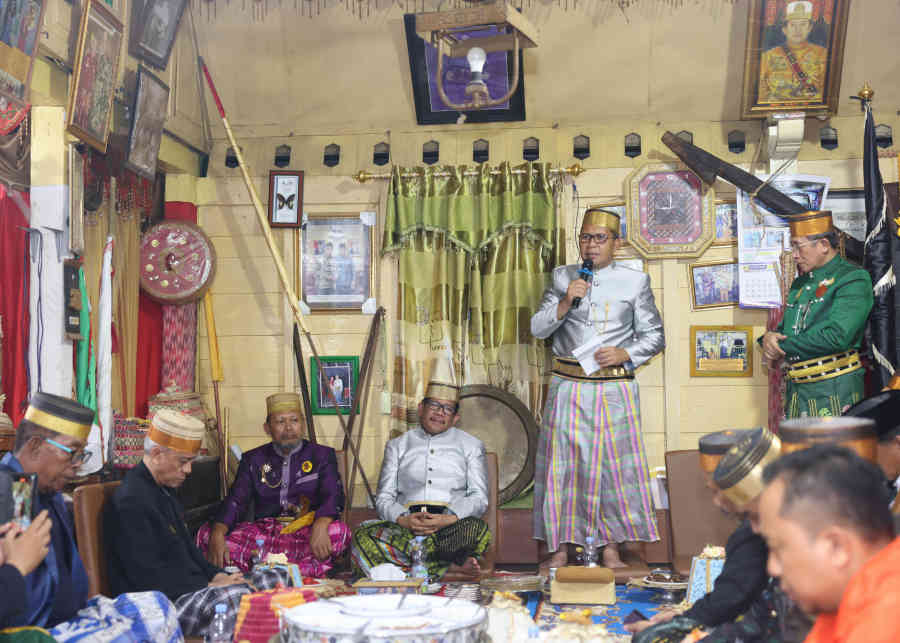 Danny-Azhar Didaulat Sebagai Keluarga Kerajaan Marusu di Upacara Adat ...